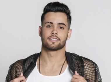 Funkeiro é obrigado a parar show e público quebra mesas, cadeiras e ...